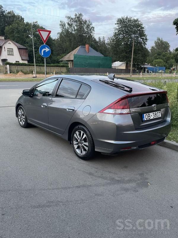 Grey Honda Insight 2013 in Riga, with an engine capacity of 1.20 L and mileage of 255 thousand km for 4900 €, photo 3 on AUTOMOTO.COM.LV