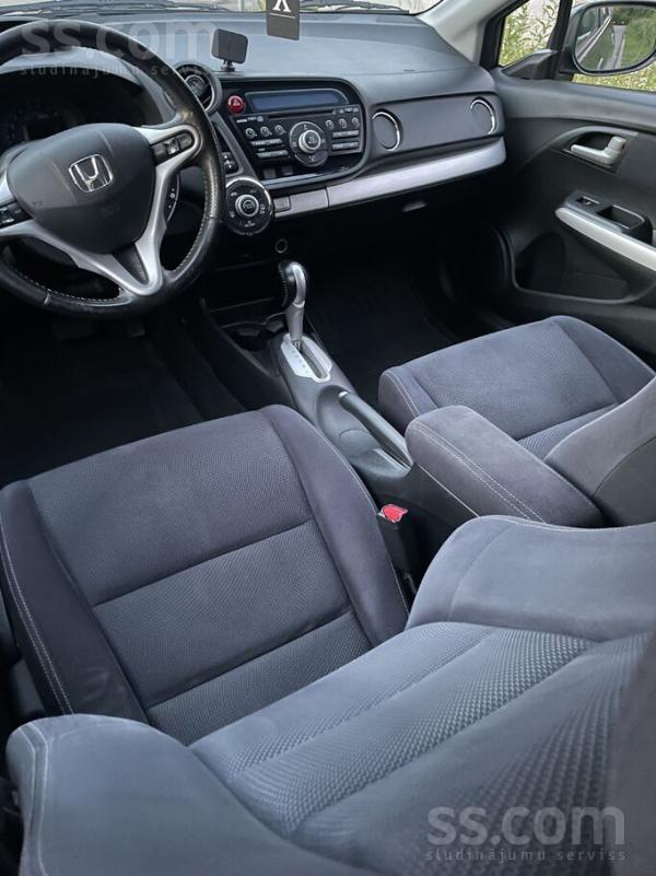 Grey Honda Insight 2013 in Riga, with an engine capacity of 1.20 L and mileage of 255 thousand km for 4900 €, photo 9 on AUTOMOTO.COM.LV