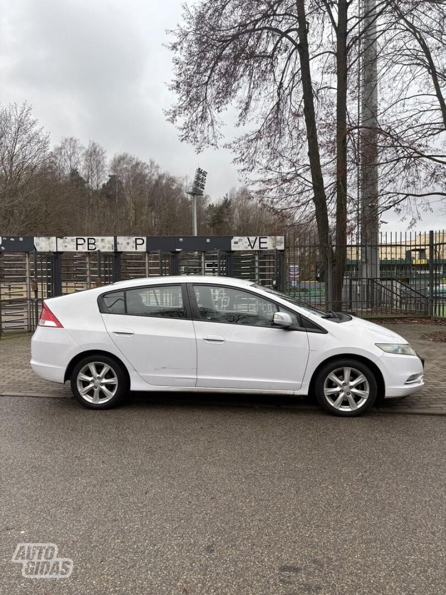 White Honda Insight 2009 in Vilnius, with an engine capacity of 1.30 L and mileage of 246 thousand km for 3700 €, photo 2 on AUTOMOTO.COM.LV