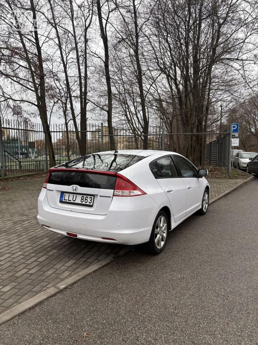 White Honda Insight 2009 in Vilnius, with an engine capacity of 1.30 L and mileage of 246 thousand km for 3700 €, photo 3 on AUTOMOTO.COM.LV
