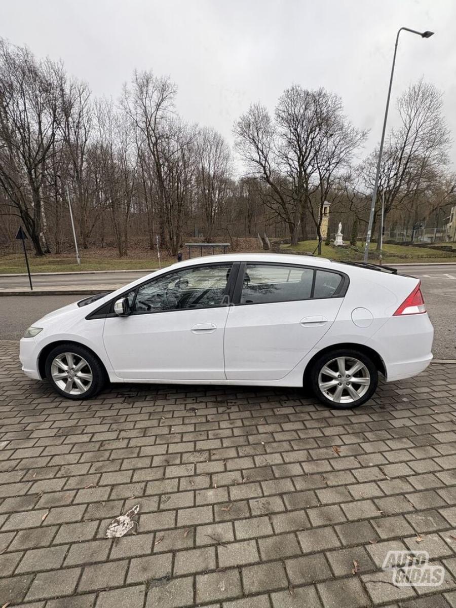 White Honda Insight 2009 in Vilnius, with an engine capacity of 1.30 L and mileage of 246 thousand km for 3700 €, photo 6 on AUTOMOTO.COM.LV