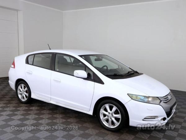 White Honda Insight 2009 in Tallinn, with an engine capacity of 1.40 L and mileage of 329 thousand km for 1699 €, photo 1 on AUTOMOTO.COM.LV