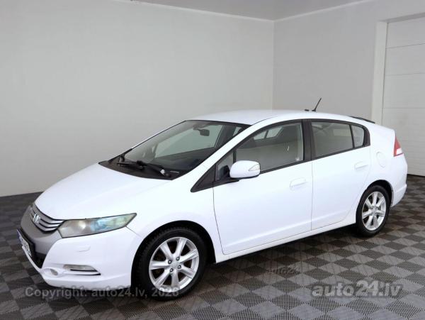 White Honda Insight 2009 in Tallinn, with an engine capacity of 1.40 L and mileage of 329 thousand km for 1699 €, photo 2 on AUTOMOTO.COM.LV