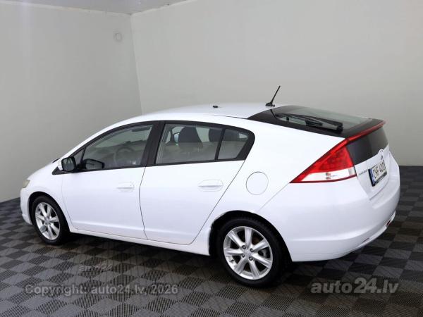 White Honda Insight 2009 in Tallinn, with an engine capacity of 1.40 L and mileage of 329 thousand km for 1699 €, photo 4 on AUTOMOTO.COM.LV