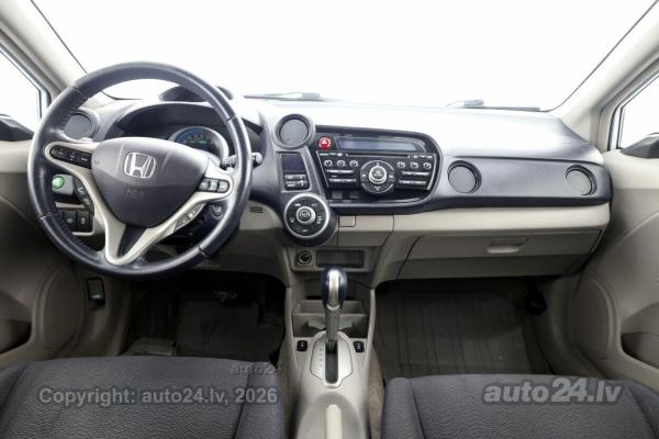 White Honda Insight 2009 in Tallinn, with an engine capacity of 1.40 L and mileage of 329 thousand km for 1699 €, photo 5 on AUTOMOTO.COM.LV