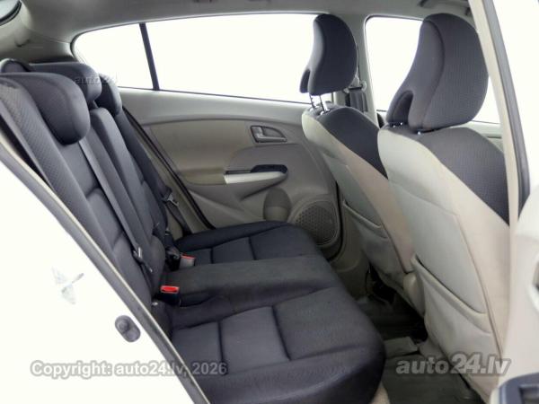 White Honda Insight 2009 in Tallinn, with an engine capacity of 1.40 L and mileage of 329 thousand km for 1699 €, photo 7 on AUTOMOTO.COM.LV