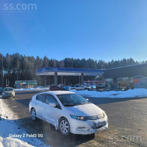 White Honda Insight 2009 in Riga, with an engine capacity of 1.30 L and mileage of 320 thousand km for 3500 €, photo 1 on AUTOMOTO.COM.LV