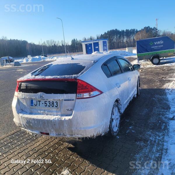 White Honda Insight 2009 in Riga, with an engine capacity of 1.30 L and mileage of 320 thousand km for 3500 €, photo 7 on AUTOMOTO.COM.LV