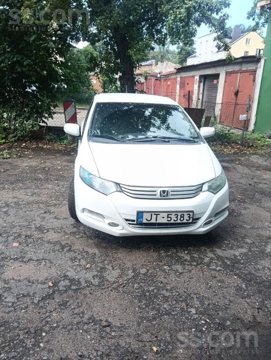 White Honda Insight 2009 in Riga, with an engine capacity of 1.30 L and mileage of 348 thousand km for 2000 €, photo 3 on AUTOMOTO.COM.LV