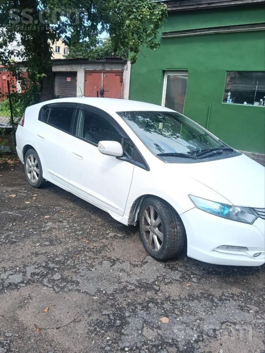 White Honda Insight 2009 in Riga, with an engine capacity of 1.30 L and mileage of 348 thousand km for 2000 €, photo 4 on AUTOMOTO.COM.LV