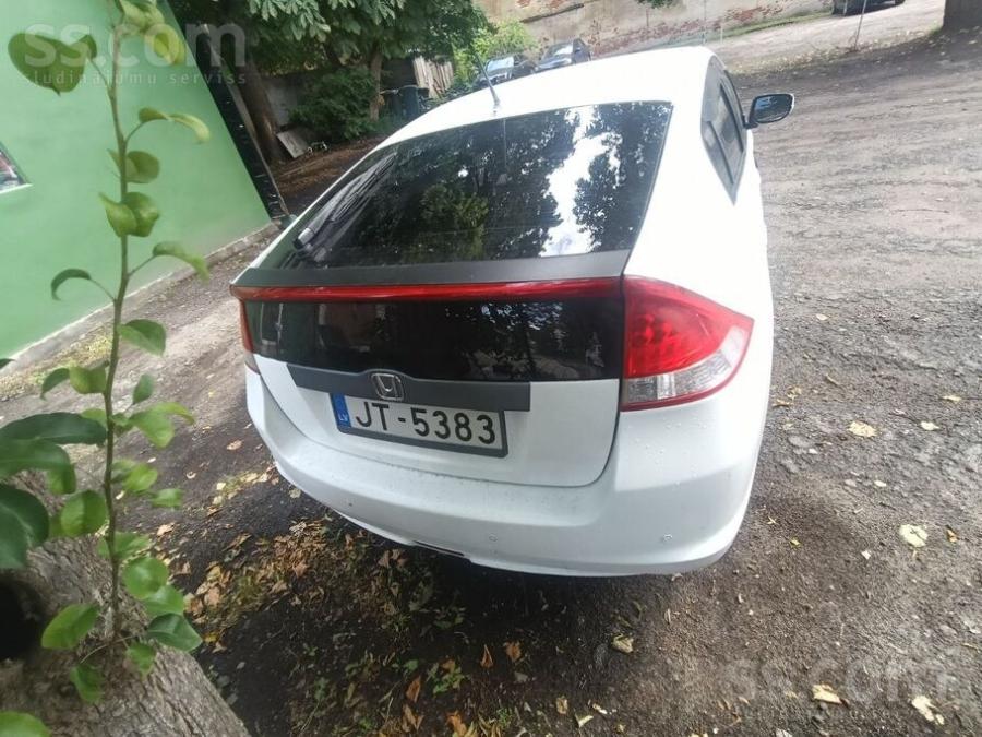 White Honda Insight 2009 in Riga, with an engine capacity of 1.30 L and mileage of 348 thousand km for 2000 €, photo 7 on AUTOMOTO.COM.LV