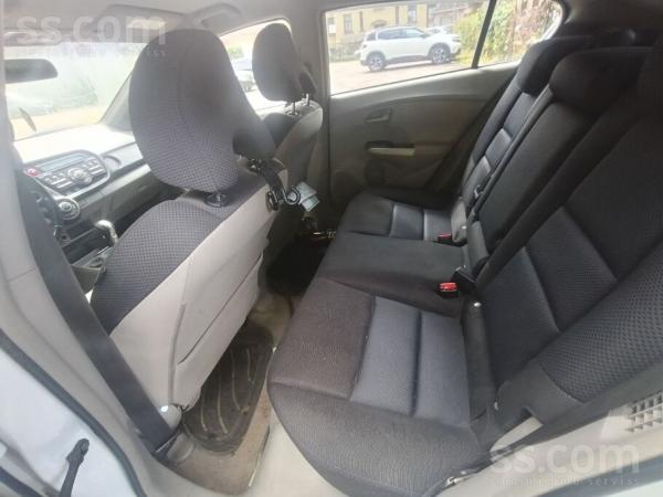 Balts Honda Insight 2009 Rīga, ar dzinēja tilpumu 1.30 L un nobraukumu 348 tūkst. km par 2000 €, foto 7 vietnē AUTOMOTO.COM.LV