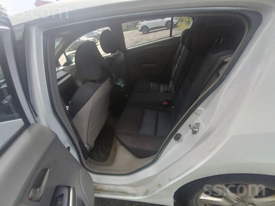 White Honda Insight 2009 in Riga, with an engine capacity of 1.30 L and mileage of 348 thousand km for 2000 €, photo 9 on AUTOMOTO.COM.LV