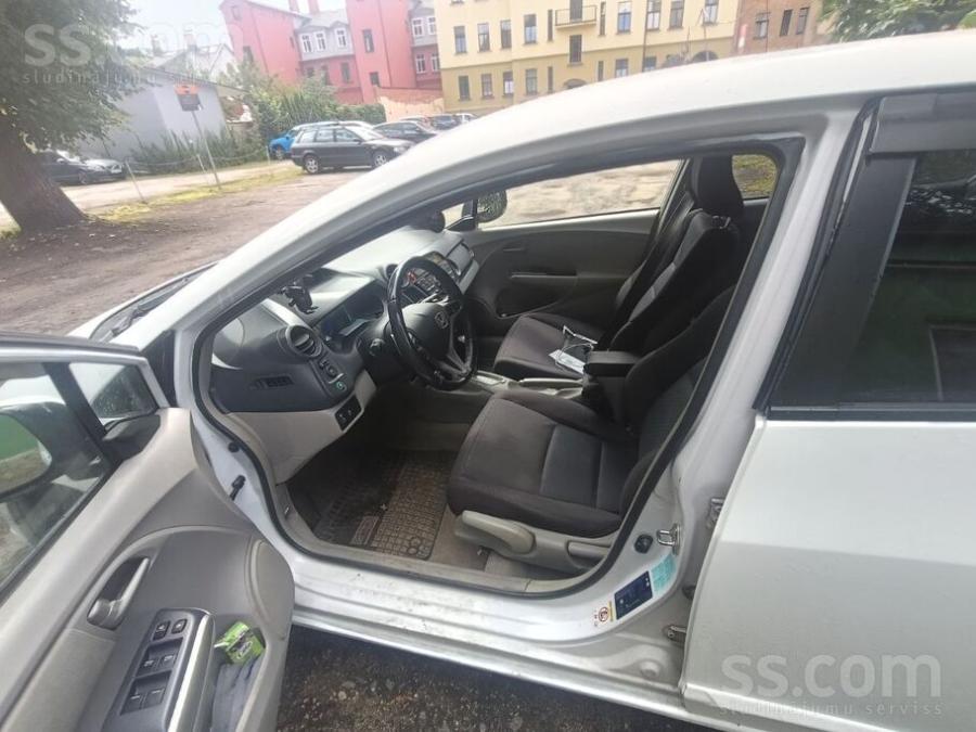 White Honda Insight 2009 in Riga, with an engine capacity of 1.30 L and mileage of 348 thousand km for 2000 €, photo 10 on AUTOMOTO.COM.LV