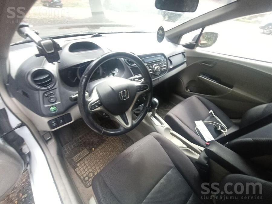 White Honda Insight 2009 in Riga, with an engine capacity of 1.30 L and mileage of 348 thousand km for 2000 €, photo 11 on AUTOMOTO.COM.LV
