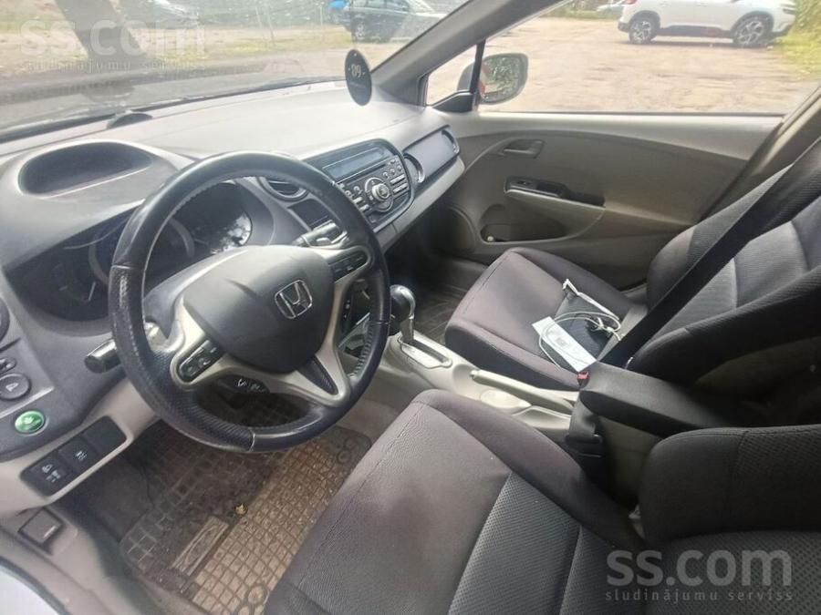 White Honda Insight 2009 in Riga, with an engine capacity of 1.30 L and mileage of 348 thousand km for 2000 €, photo 12 on AUTOMOTO.COM.LV