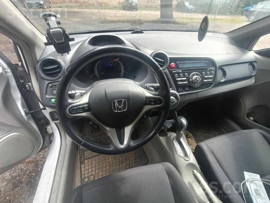 White Honda Insight 2009 in Riga, with an engine capacity of 1.30 L and mileage of 348 thousand km for 2000 €, photo 13 on AUTOMOTO.COM.LV
