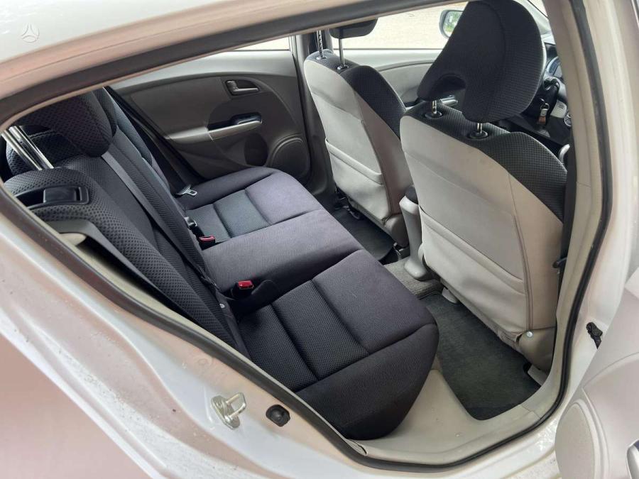 Balts Honda Insight 2009 Viļņa, ar dzinēja tilpumu 1.34 L un nobraukumu 238 tūkst. km par 3950 €, foto 13 vietnē AUTOMOTO.COM.LV