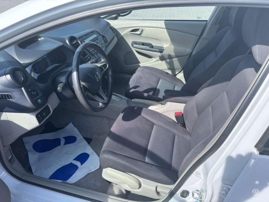 White Honda Insight 2009 in Telschi, with an engine capacity of 1.34 L and mileage of 198 thousand km for 3999 €, photo 12 on AUTOMOTO.COM.LV
