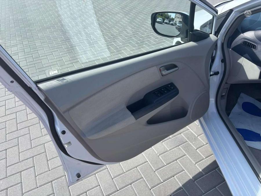 White Honda Insight 2009 in Telschi, with an engine capacity of 1.34 L and mileage of 198 thousand km for 3999 €, photo 13 on AUTOMOTO.COM.LV
