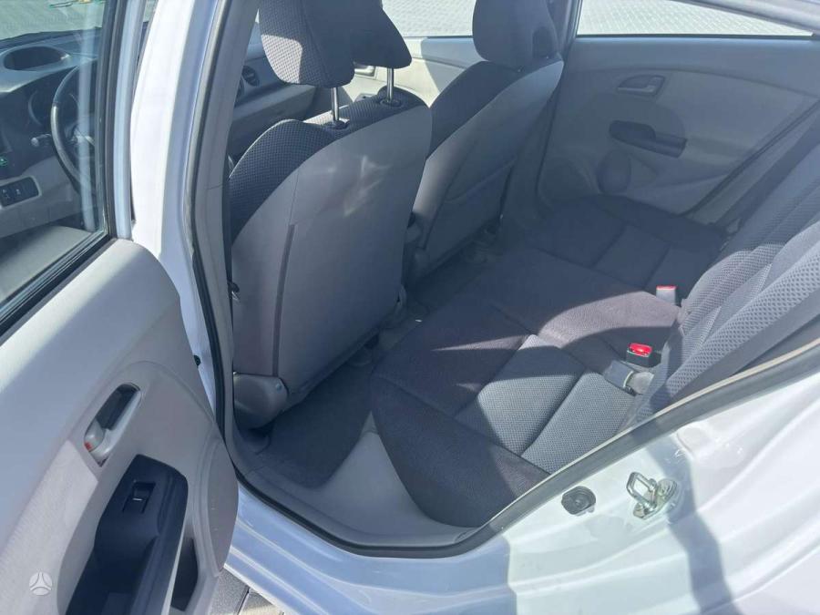 White Honda Insight 2009 in Telschi, with an engine capacity of 1.34 L and mileage of 198 thousand km for 3999 €, photo 16 on AUTOMOTO.COM.LV