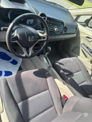 White Honda Insight 2009 in Telschi, with an engine capacity of 1.34 L and mileage of 198 thousand km for 3999 €, photo 17 on AUTOMOTO.COM.LV