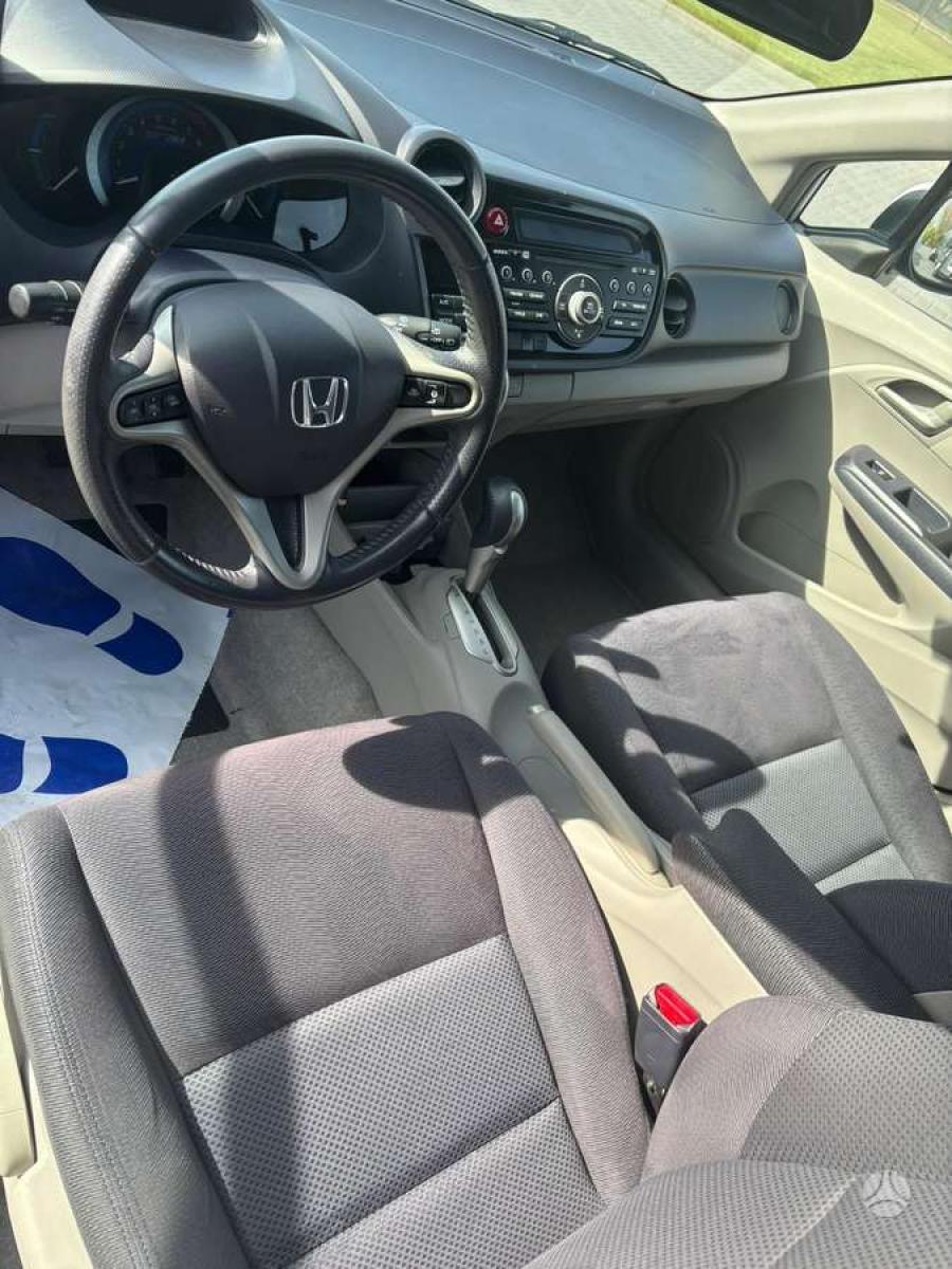White Honda Insight 2009 in Telschi, with an engine capacity of 1.34 L and mileage of 198 thousand km for 3999 €, photo 17 on AUTOMOTO.COM.LV