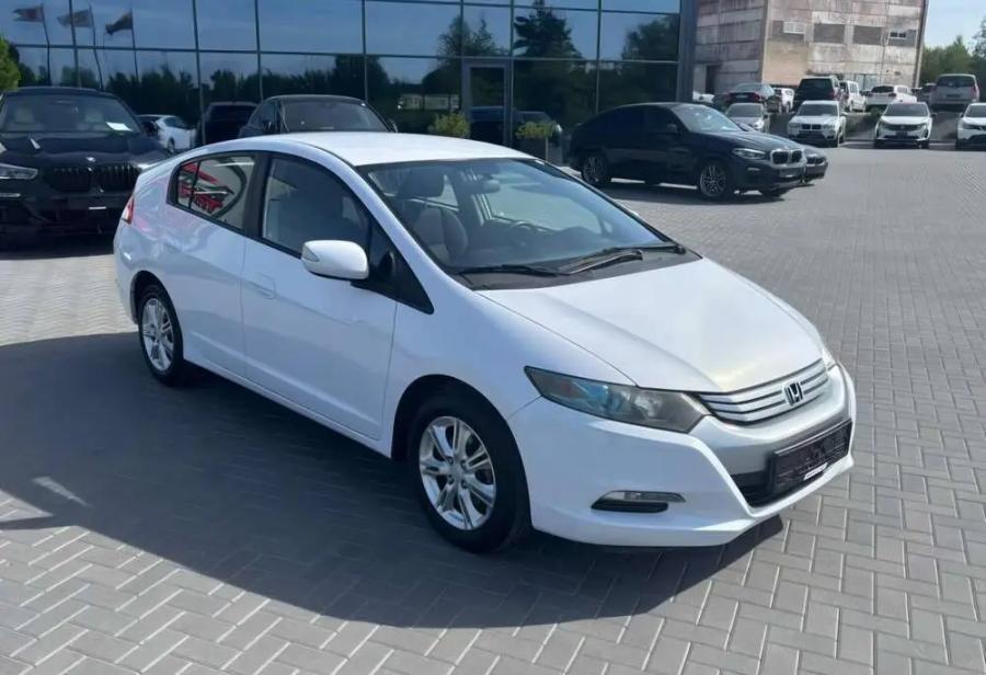 White Honda Insight 2009 in Telschi, with an engine capacity of 1.30 L and mileage of 197 thousand km for 3990 €, photo 1 on AUTOMOTO.COM.LV