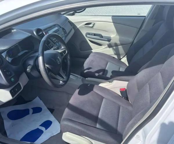 White Honda Insight 2009 in Telschi, with an engine capacity of 1.30 L and mileage of 197 thousand km for 3990 €, photo 6 on AUTOMOTO.COM.LV