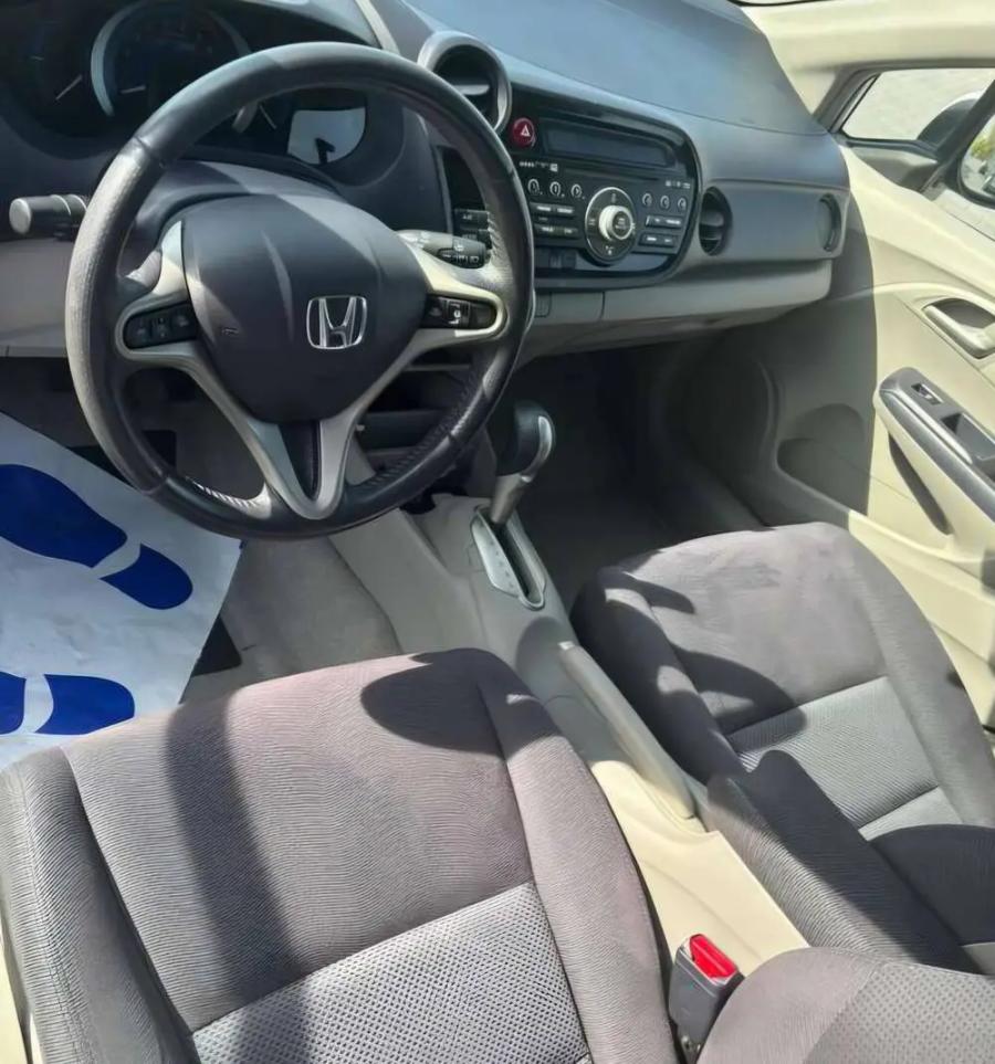 White Honda Insight 2009 in Telschi, with an engine capacity of 1.30 L and mileage of 197 thousand km for 3990 €, photo 9 on AUTOMOTO.COM.LV
