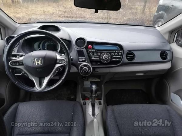 Honda Insight 2009 Tartu vietnē Balts Honda Insight 2009 Tartu, ar dzinēja tilpumu 1.30 L un nobraukumu 242 tūkst. km par 2500 €, foto 8 vietnē AUTOMOTO.COM.LV