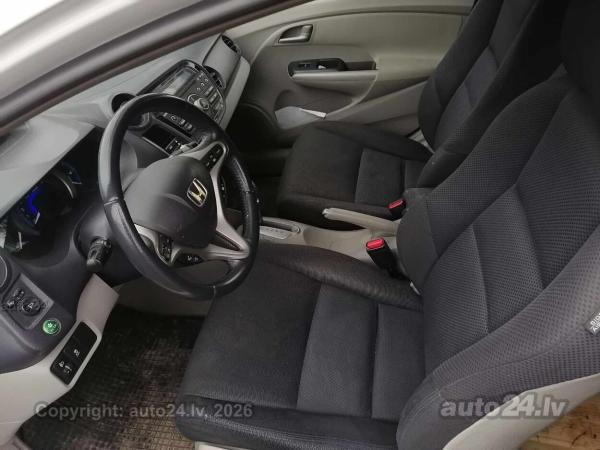 Honda Insight 2009 Tartu vietnē Balts Honda Insight 2009 Tartu, ar dzinēja tilpumu 1.30 L un nobraukumu 242 tūkst. km par 2500 €, foto 9 vietnē AUTOMOTO.COM.LV