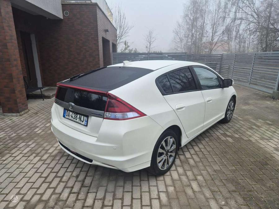 White Honda Insight 2013 in Vilnius, with an engine capacity of 1.30 L and mileage of 160 thousand km for 6000 €, photo 3 on AUTOMOTO.COM.LV