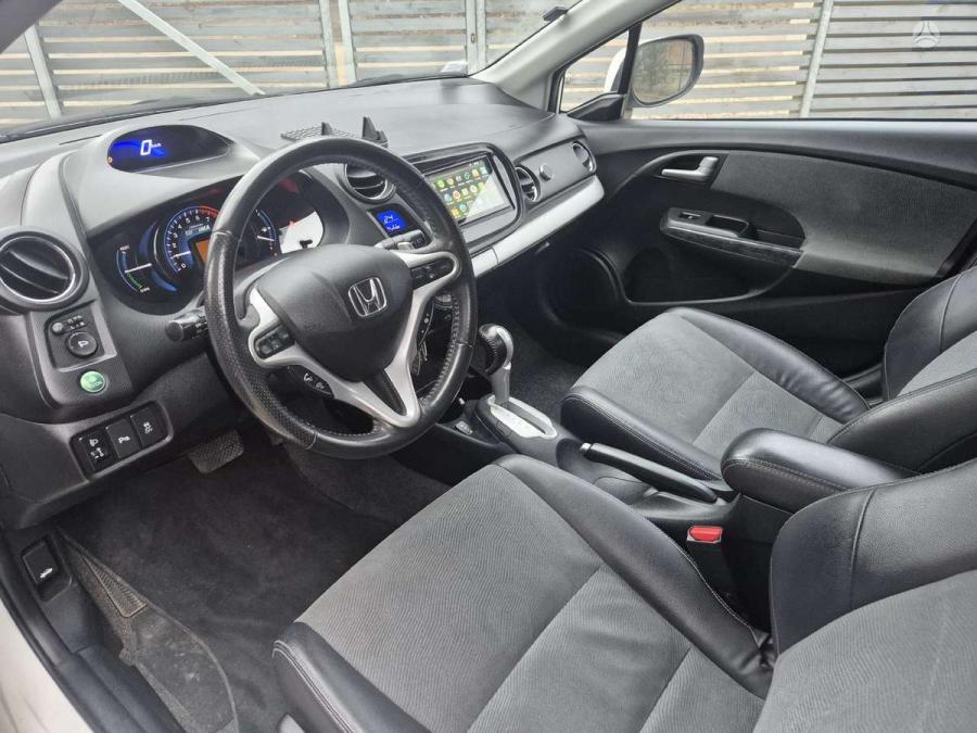 White Honda Insight 2013 in Vilnius, with an engine capacity of 1.30 L and mileage of 160 thousand km for 6000 €, photo 12 on AUTOMOTO.COM.LV