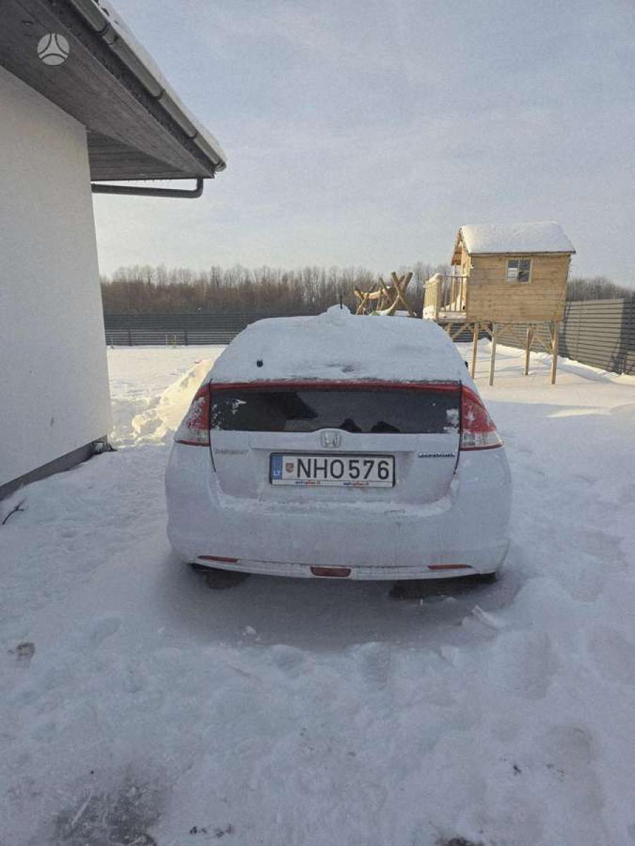 White Honda Insight 2010 in Kretinga, with an engine capacity of 1.34 L and mileage of 237 thousand km for 2000 €, photo 2 on AUTOMOTO.COM.LV