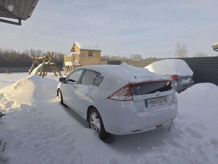 White Honda Insight 2010 in Kretinga, with an engine capacity of 1.34 L and mileage of 237 thousand km for 2000 €, photo 3 on AUTOMOTO.COM.LV