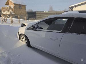 White Honda Insight 2010 in Kretinga, with an engine capacity of 1.34 L and mileage of 237 thousand km for 2000 €, photo 6 on AUTOMOTO.COM.LV