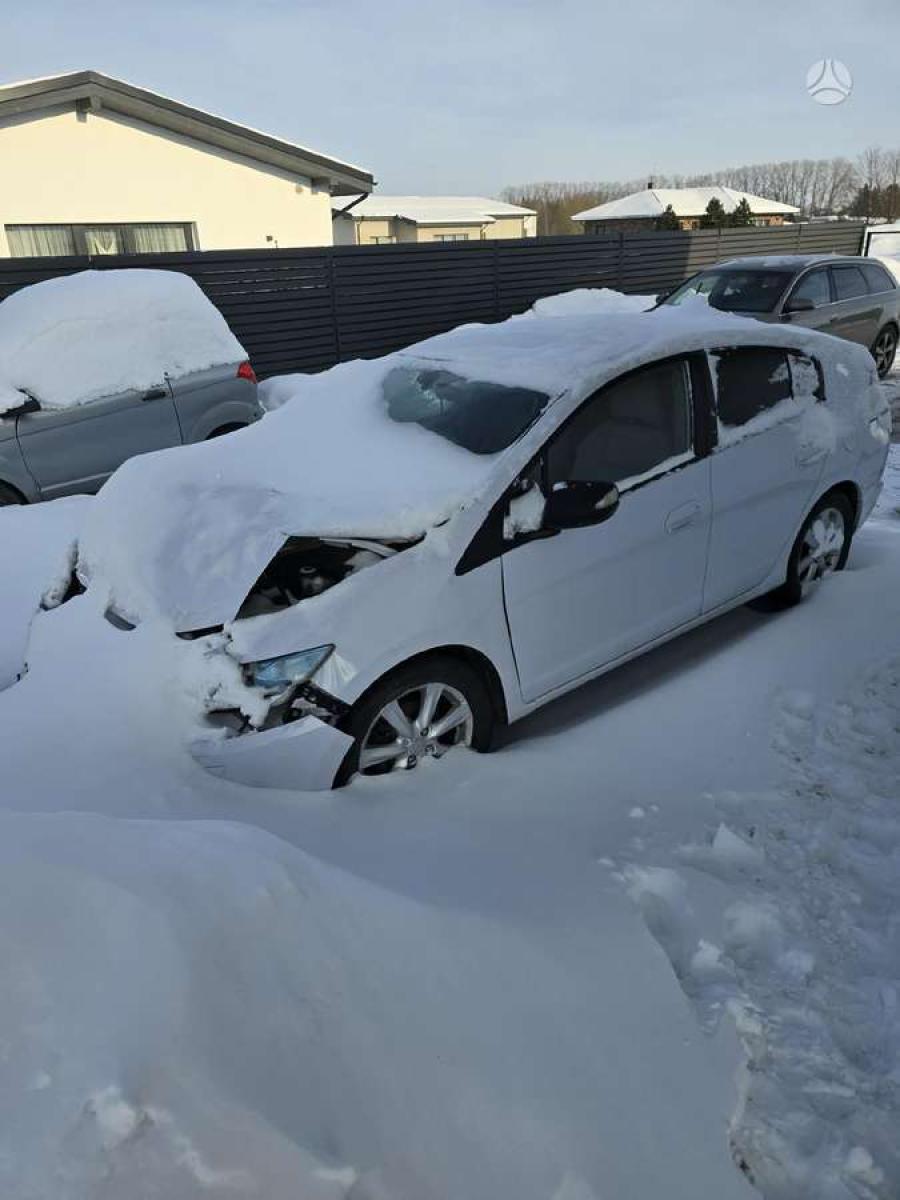 White Honda Insight 2010 in Kretinga, with an engine capacity of 1.34 L and mileage of 237 thousand km for 2000 €, photo 7 on AUTOMOTO.COM.LV