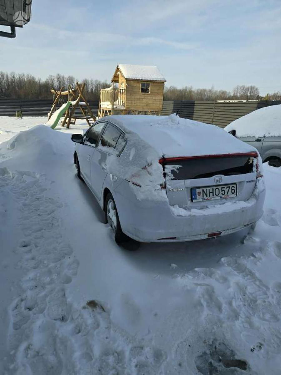 White Honda Insight 2010 in Kretinga, with an engine capacity of 1.34 L and mileage of 237 thousand km for 2000 €, photo 8 on AUTOMOTO.COM.LV