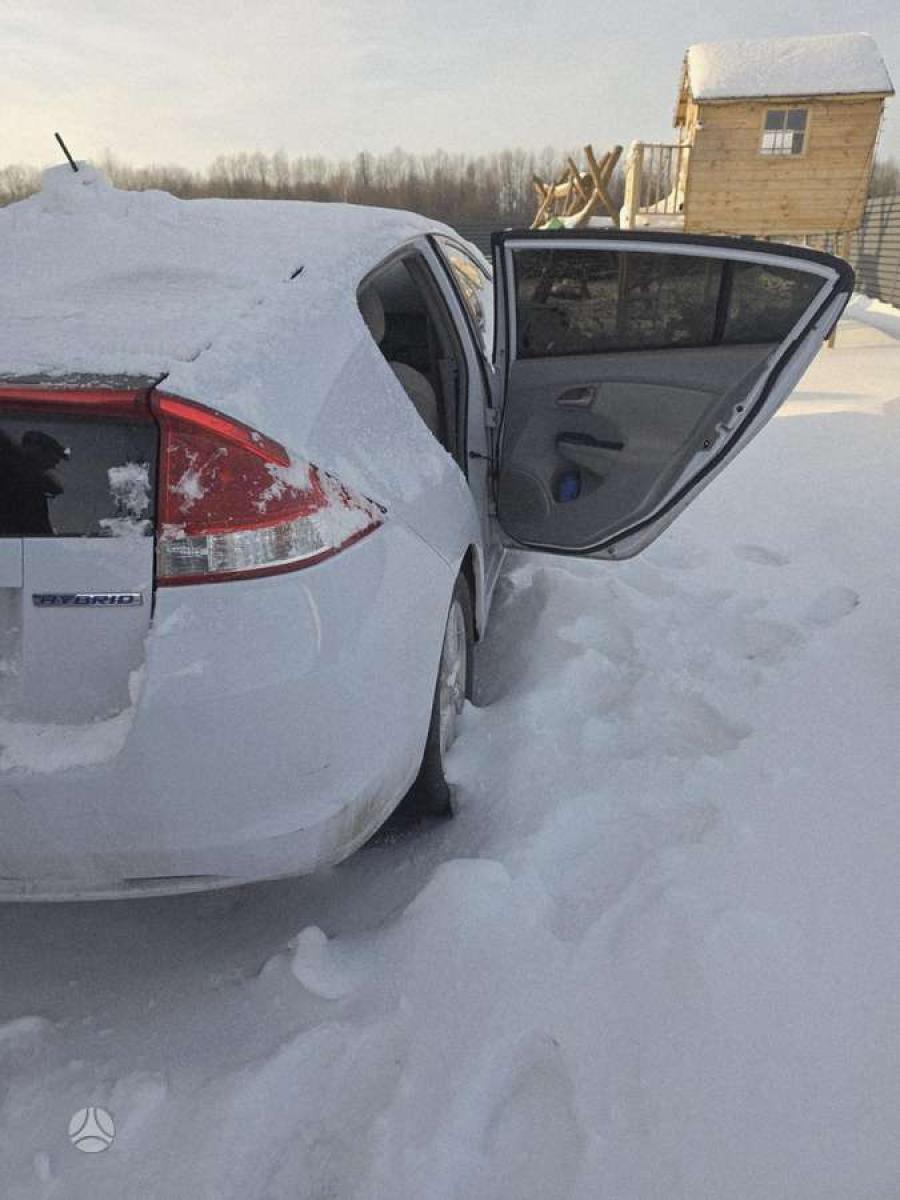 White Honda Insight 2010 in Kretinga, with an engine capacity of 1.34 L and mileage of 237 thousand km for 2000 €, photo 9 on AUTOMOTO.COM.LV