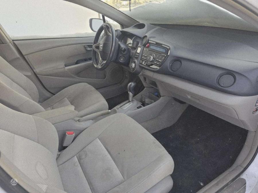 White Honda Insight 2010 in Kretinga, with an engine capacity of 1.34 L and mileage of 237 thousand km for 2000 €, photo 13 on AUTOMOTO.COM.LV