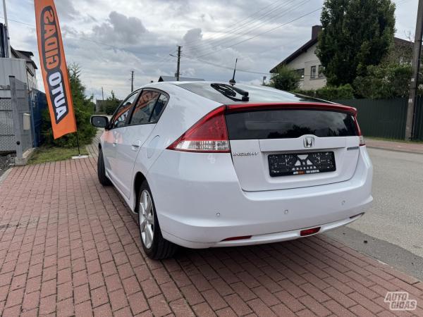 White Honda Insight 2010 in Kaunas, with an engine capacity of 1.30 L and mileage of 206 thousand km for 3999 €, photo 4 on AUTOMOTO.COM.LV