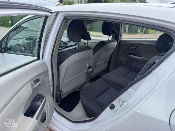 White Honda Insight 2010 in Kaunas, with an engine capacity of 1.30 L and mileage of 206 thousand km for 3999 €, photo 6 on AUTOMOTO.COM.LV