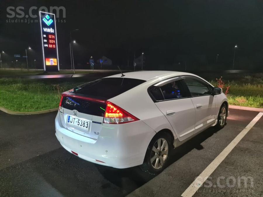 White Honda Insight 2009 in Riga, with an engine capacity of 1.30 L and mileage of 333 thousand km for 3800 €, photo 3 on AUTOMOTO.COM.LV