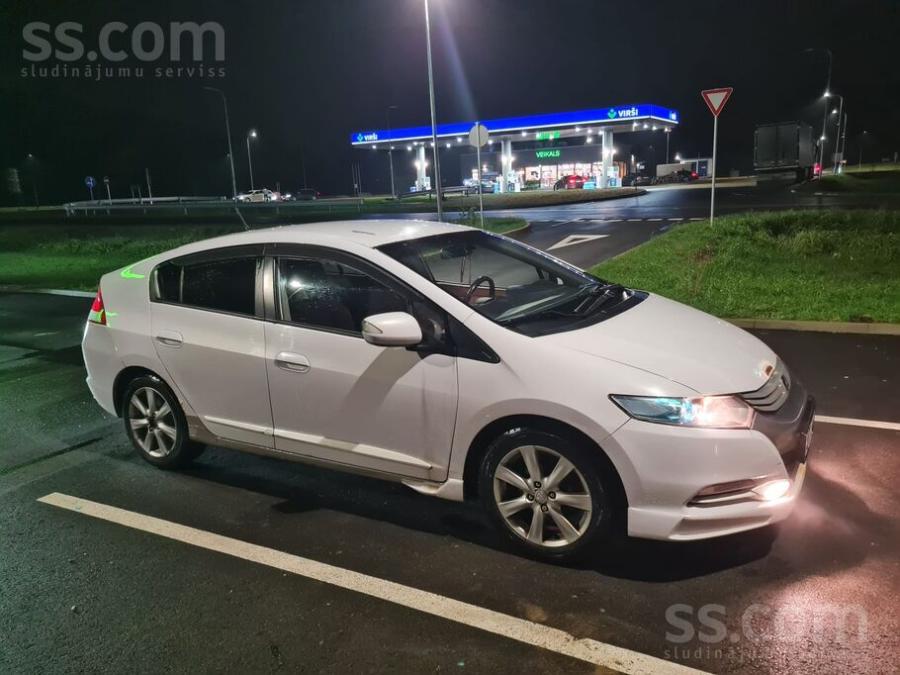White Honda Insight 2009 in Riga, with an engine capacity of 1.30 L and mileage of 333 thousand km for 3800 €, photo 4 on AUTOMOTO.COM.LV