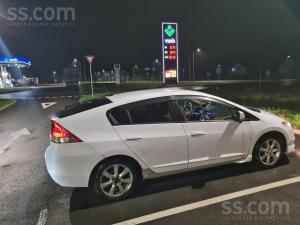 White Honda Insight 2009 in Riga, with an engine capacity of 1.30 L and mileage of 333 thousand km for 3800 €, photo 5 on AUTOMOTO.COM.LV