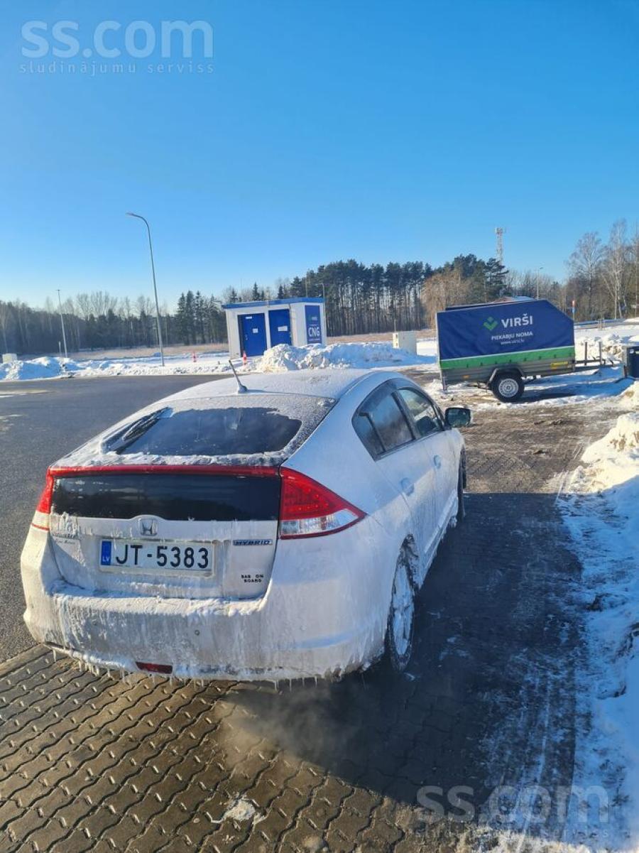White Honda Insight 2009 in Riga, with an engine capacity of 1.30 L and mileage of 333 thousand km for 3800 €, photo 7 on AUTOMOTO.COM.LV
