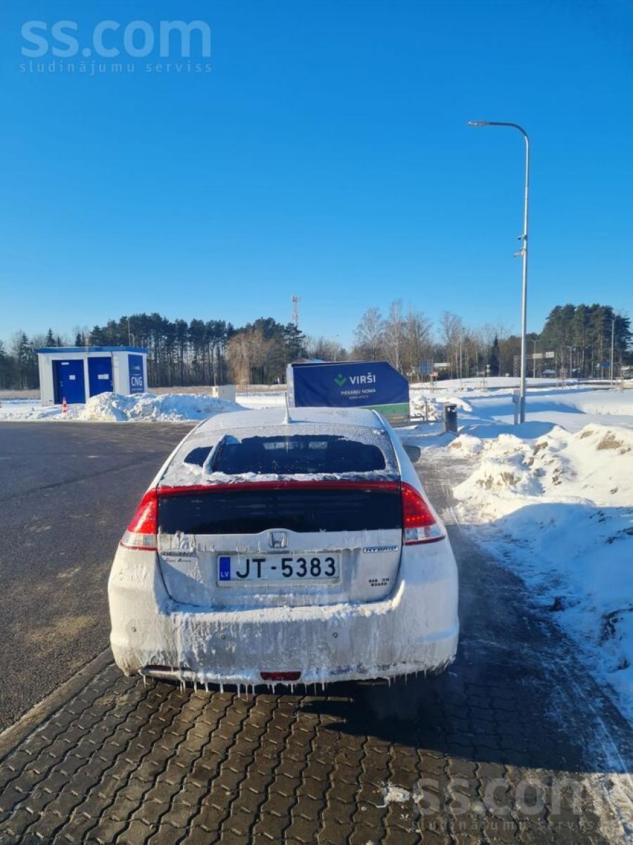 White Honda Insight 2009 in Riga, with an engine capacity of 1.30 L and mileage of 333 thousand km for 3800 €, photo 8 on AUTOMOTO.COM.LV