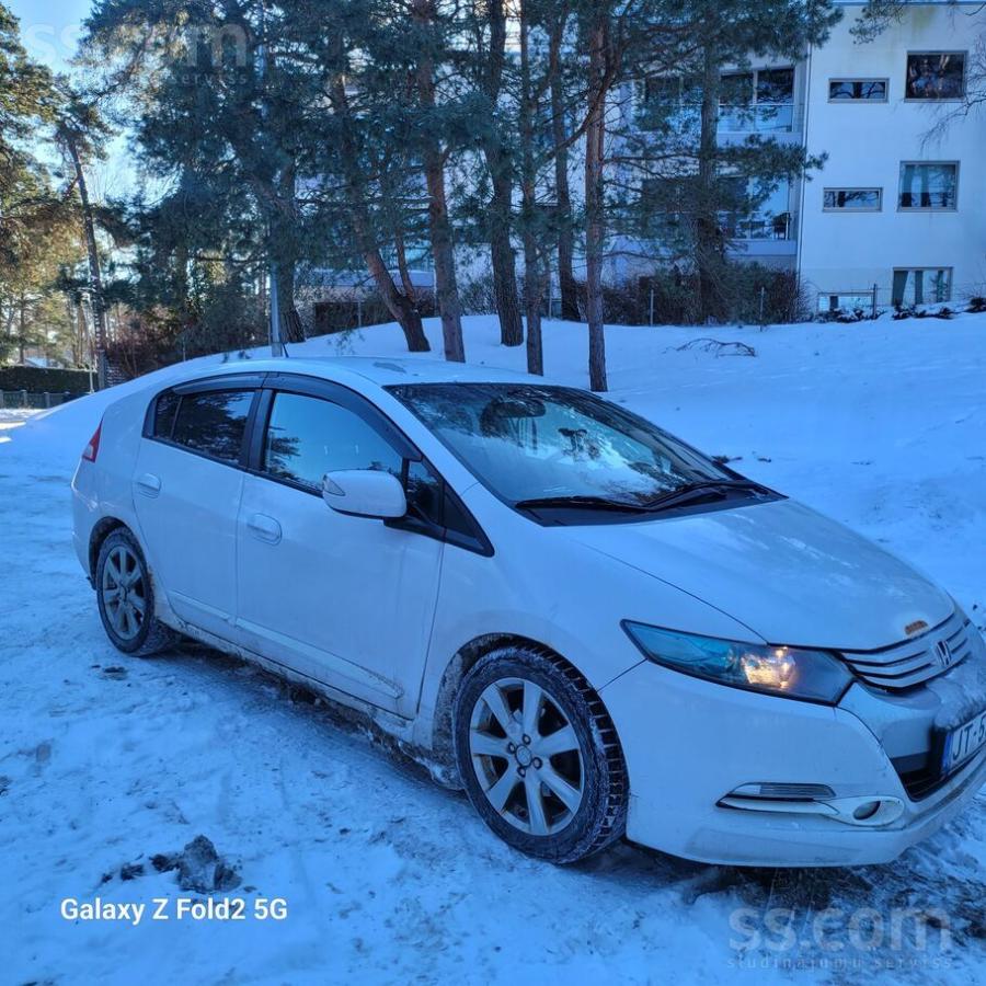 White Honda Insight 2009 in Riga, with an engine capacity of 1.30 L and mileage of 340 thousand km for 2550 €, photo 1 on AUTOMOTO.COM.LV