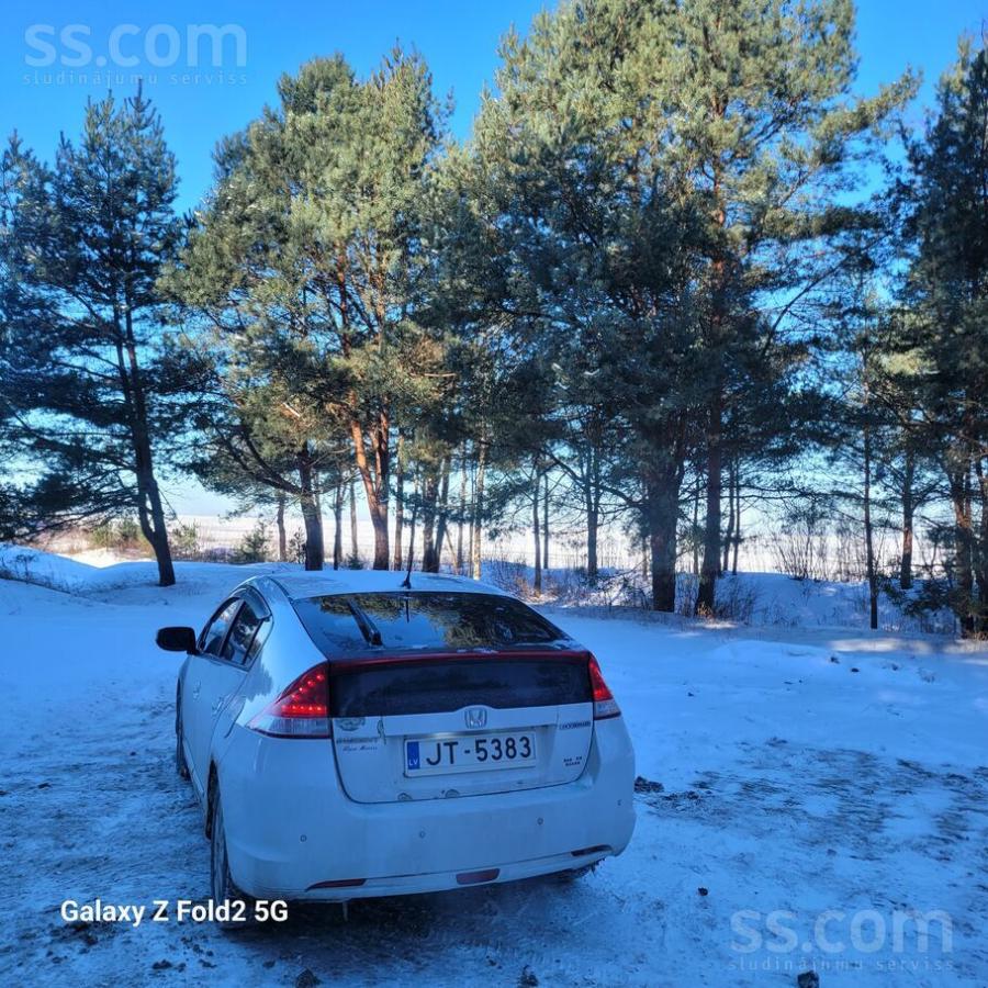 White Honda Insight 2009 in Riga, with an engine capacity of 1.30 L and mileage of 340 thousand km for 2550 €, photo 3 on AUTOMOTO.COM.LV